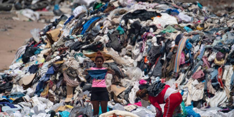 Fast Fashion: enorme discarica di vestiti nel deserto di Acatama